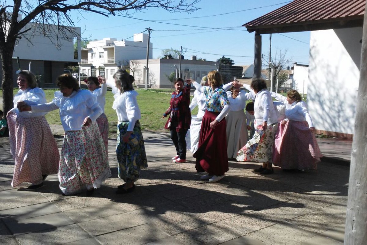Festejando el Día del folclore en la escuela 114 - Municipalidad ...