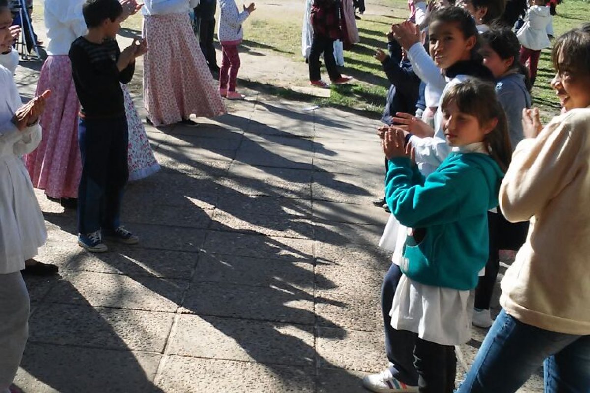 Festejando el Día del folclore en la escuela 114 - Municipalidad ...