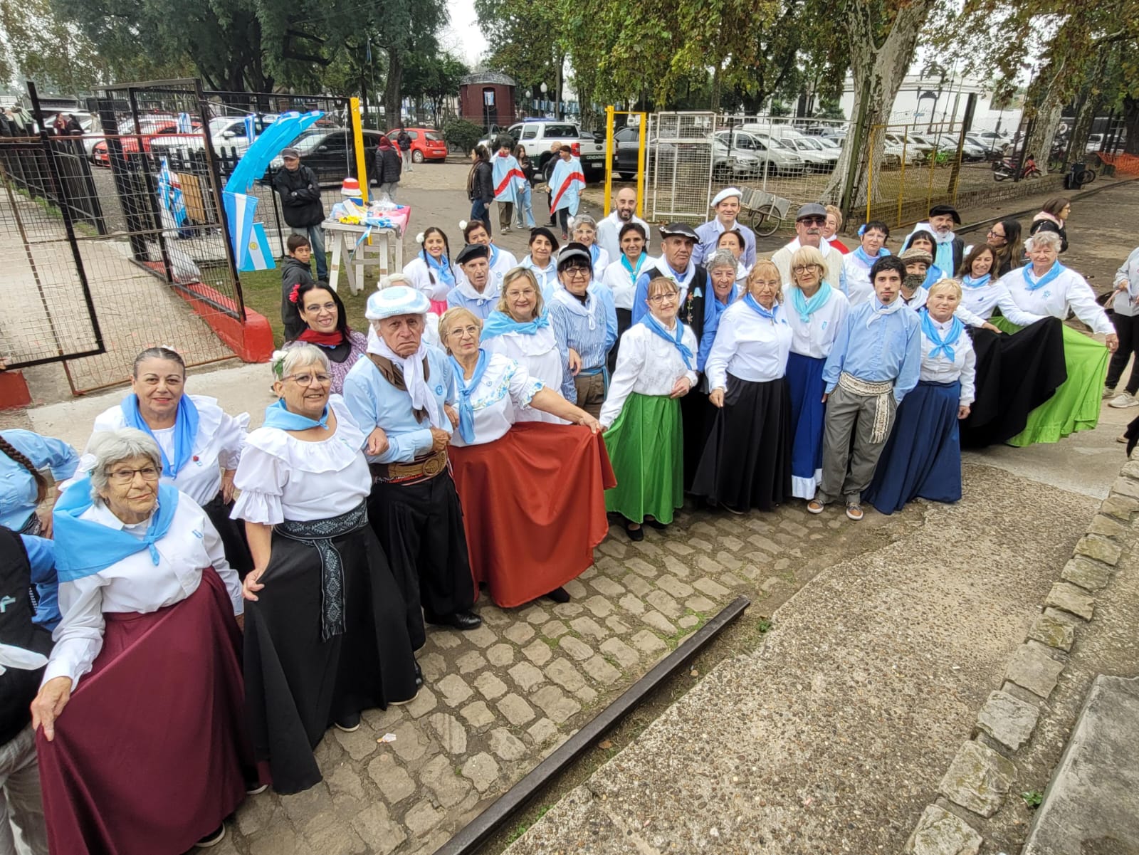 Adultos mayores participaron del Pericón más grande del mundo en una ...